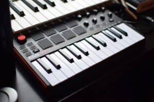 A Beginner’s Guide To MIDI: What Is It? How Does It Work? – Musician's HQ